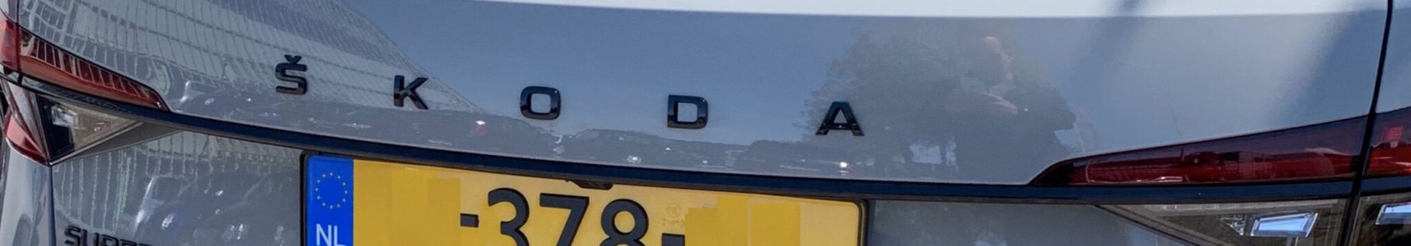 Skoda zwart logo achterzijde Origineel Skoda Skoda zwarte letters achter